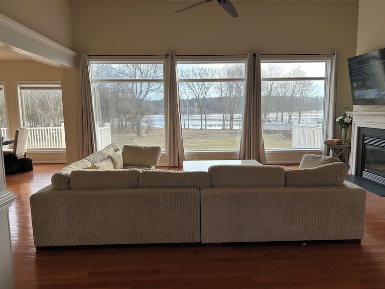 Lakefront. Inground Pool/spa, Roomy, Over 6.5k, 8 Bedrooms, 5 Full, 2 1/2 Baths - Lake Anna, VA