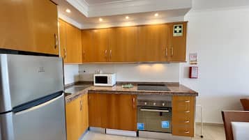 Um micro-ondas, um forno, uma máquina de lavar louça