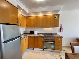 Um micro-ondas, um forno, uma máquina de lavar louça 