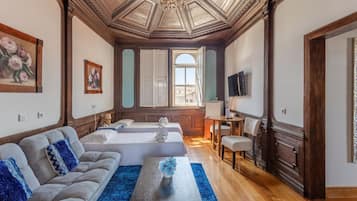 Quarto quádruplo família, vista para a montanha | Área de estar | TV de tela plana 70 cm com canais a cabo
