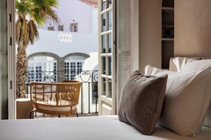 Quarto Duplo Superior, varanda, Vista para a cidade | Minibar grátis, cofre com capacidade para portátil 