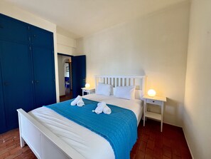 3 quartos, berços (sobretaxa), roupa de cama