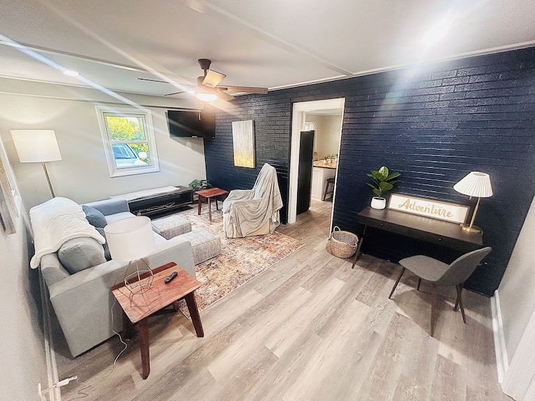 Charming 3-bedroom House With Ample Outdoor Acreage - 斯泰茨維爾