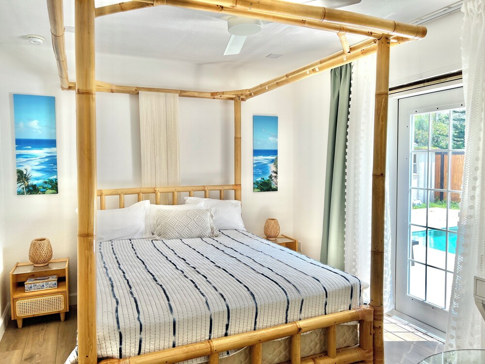 Quiet room in Tropical Villa w private Pool view. Beach 5 min! Quaint ...