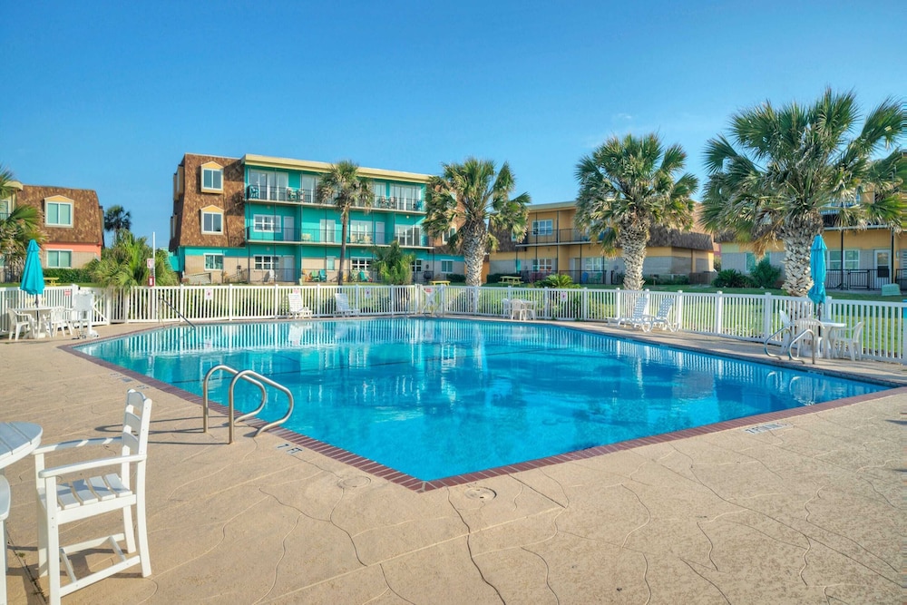 Sleeps 18 2 Beachfront Condos W/ 2 Pools, Tennis/pickleball, Beach Boardwalk - Port Aransas, TX