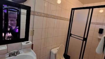 Quarto Comfort, vista para o jardim | Casa de banho | Um polibã, artigos de higiene pessoal grátis, toalhas fornecidas, sabão