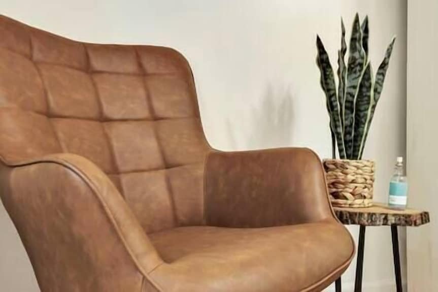 Hot Tub Fast Wi-fi Leather Couch - Ohio