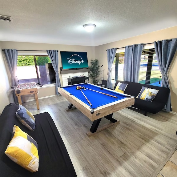 Shalimars Serenity, Spacious Pool, Jacuzzi,games, Massage Chair, Patio Furniture - Riverside, CA