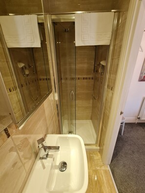 Room 7- Second Floor Small Double En-suite | Wi-fi grátis 