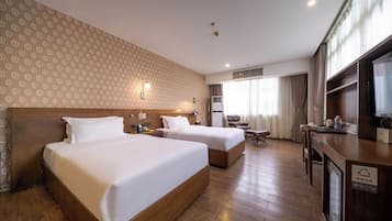 Quarto duplo superluxo, vista para a cidade | Roupas de cama premium, espaço de trabalho para notebook