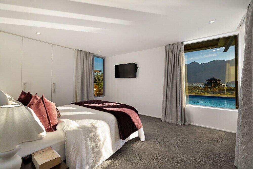 Oraka Lakeside Retreat - Hosted by NZSIR Luxury Rental Homes - Drift ...