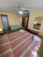 Quarto triplo clássico, vista para o parque | Cofres nos quartos, Wi-Fi de cortesia