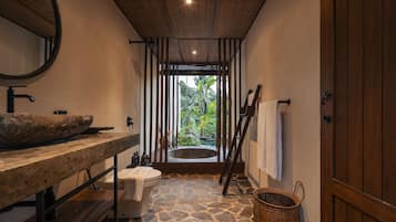 Villa Nobre, 1 quarto, varanda, vista para a piscina | Casa de banho | Um polibã e uma banheira separados, um secador de cabelo