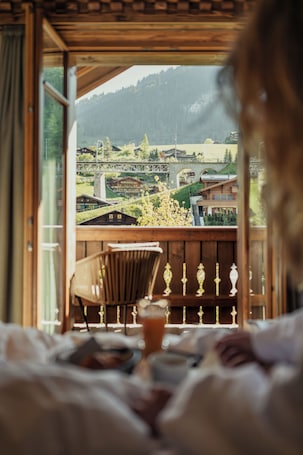 Cofre no quarto, secretária . Miiro The Mansard