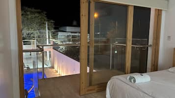 Quarto Duplo Superior, 1 cama king-size, vista para a piscina | Lençóis de algodão egípcio, roupa de alta qualidade, edredões de penas