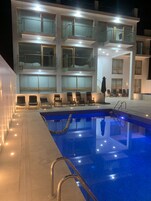 Fachada do alojamento (tarde/noite)