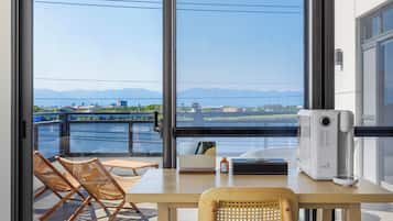 Quarto Duplo, terraço | Secretária adequada para computadores portáteis