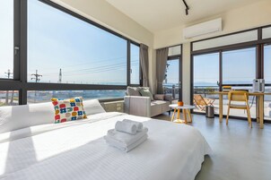 Quarto Duplo, terraço | Secretária adequada para computadores portáteis 