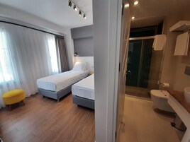Quarto Twin Standard, não fumadores, vista para o jardim | Minibar 