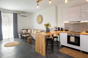 Apartamento Clássico, 2 quartos, não fumadores, varanda | Sala de estar | Smart TV de 40 polegadas com canais por cabo, livros 