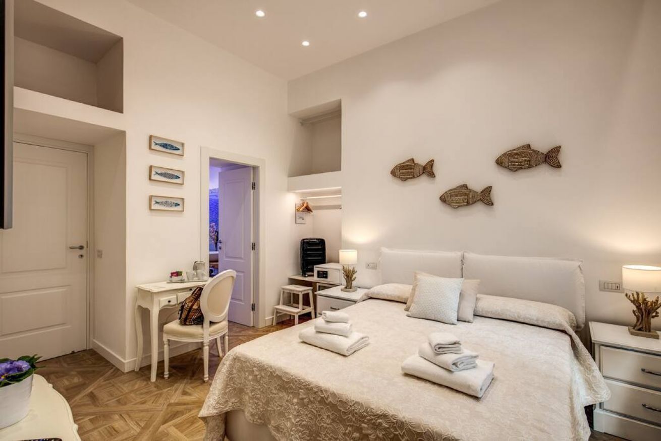 Sorrento Square Suites Est Une éLégante Maison Dhôtes Récemment Rénovée, Située Au Centre De Sorrente, Juste à Côté De La Célèbre Piazza Tasso. Ici, Vous Trouverez Des Chambres Décorées Avec Style Et éQuipées De Tout Le Confort Pour Vo - Sorrente