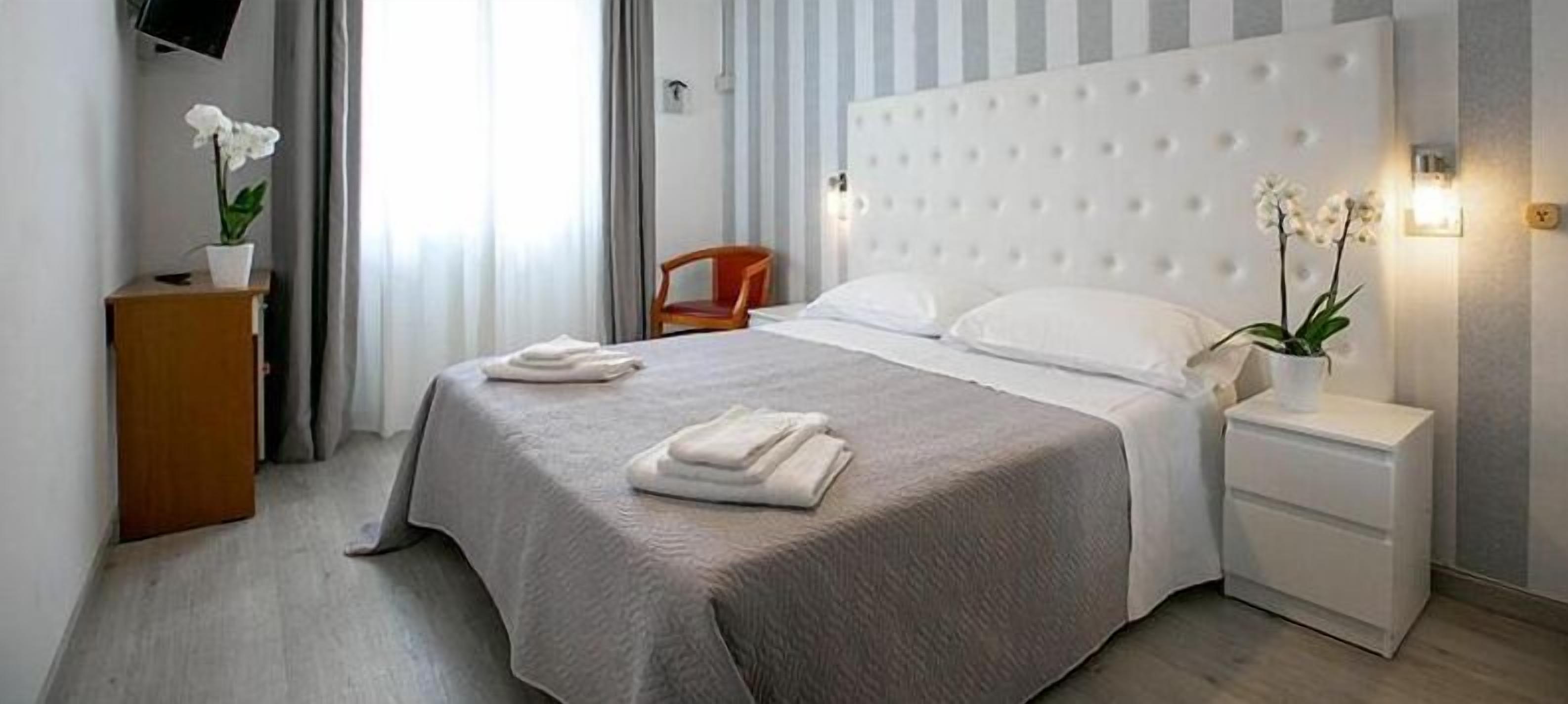 Cofres nos quartos, escrivaninha, quartos à prova de som