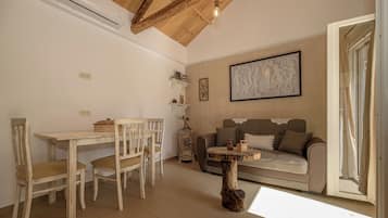 Apartamento tradicional, 2 quartos, vista para a montanha | Área de estar | TV de tela plana 32 polegadas com canais via satélite