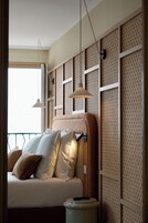 Roupas de cama premium, cofres nos quartos, quartos à prova de som