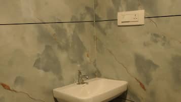 Quarto Quádruplo | Casa de banho | Artigos de higiene pessoal grátis, toalhas fornecidas, sabão, champô