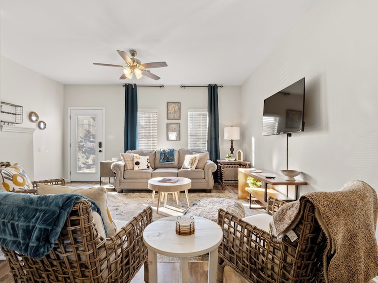 Peacock Palace Townhome - Near Casinos & Golf - Sleeps 8 - Golden Nugget Lake Charles Hotel & Casino