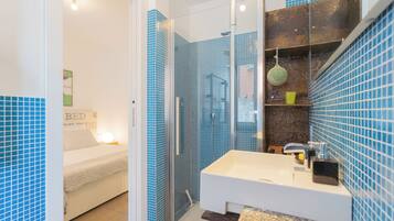 Apartamento (2 Bedrooms) | Banheiro | Produtos de toalete grátis, bidê, toalhas de banho, sabonete