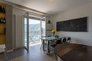 Apartamento (2 Bedrooms) | Sala de estar | Televisor de 32 polegadas com canais por cabo