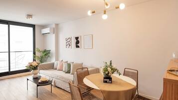 Apartamento | Sala de estar | Televisor de ecrã plano de 30 polegadas com canais por cabo, televisor