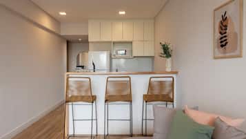 Estúdio | Sala de estar | Televisor de ecrã plano de 30 polegadas com canais por cabo, televisor