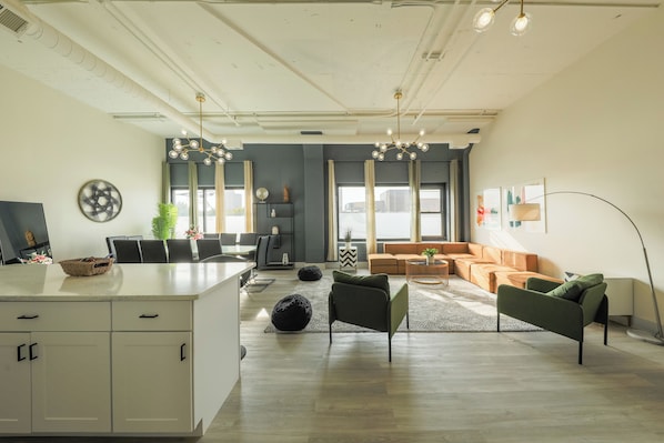 Spacious 6BR South Loop Luxury Suite Near McCormick Place & Soldier ...