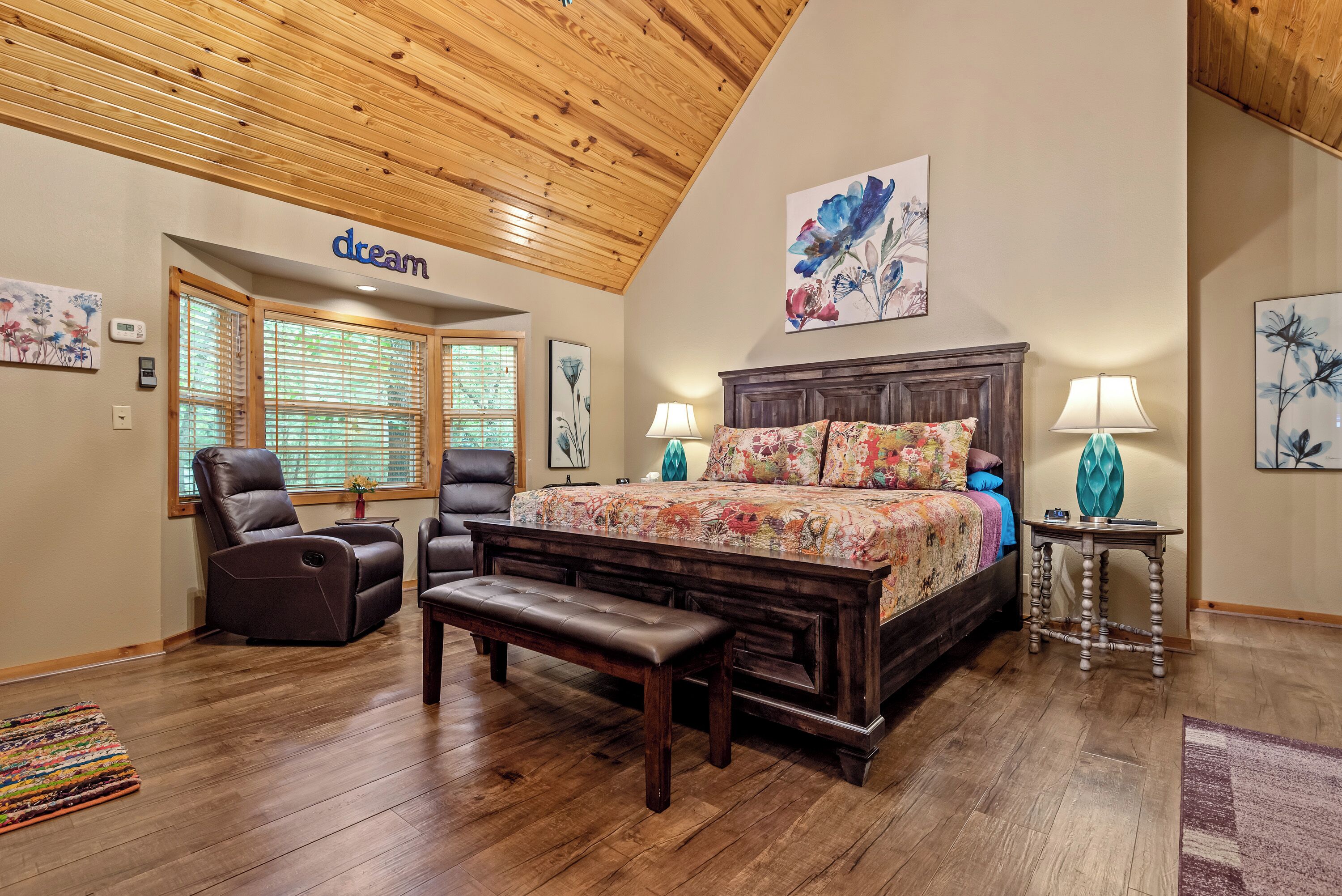 1 Bedroom Cabin In The Woods, Covered Porch, Jacuzzi, Kitchenette And Hot Tub. - Eureka Springs, AR