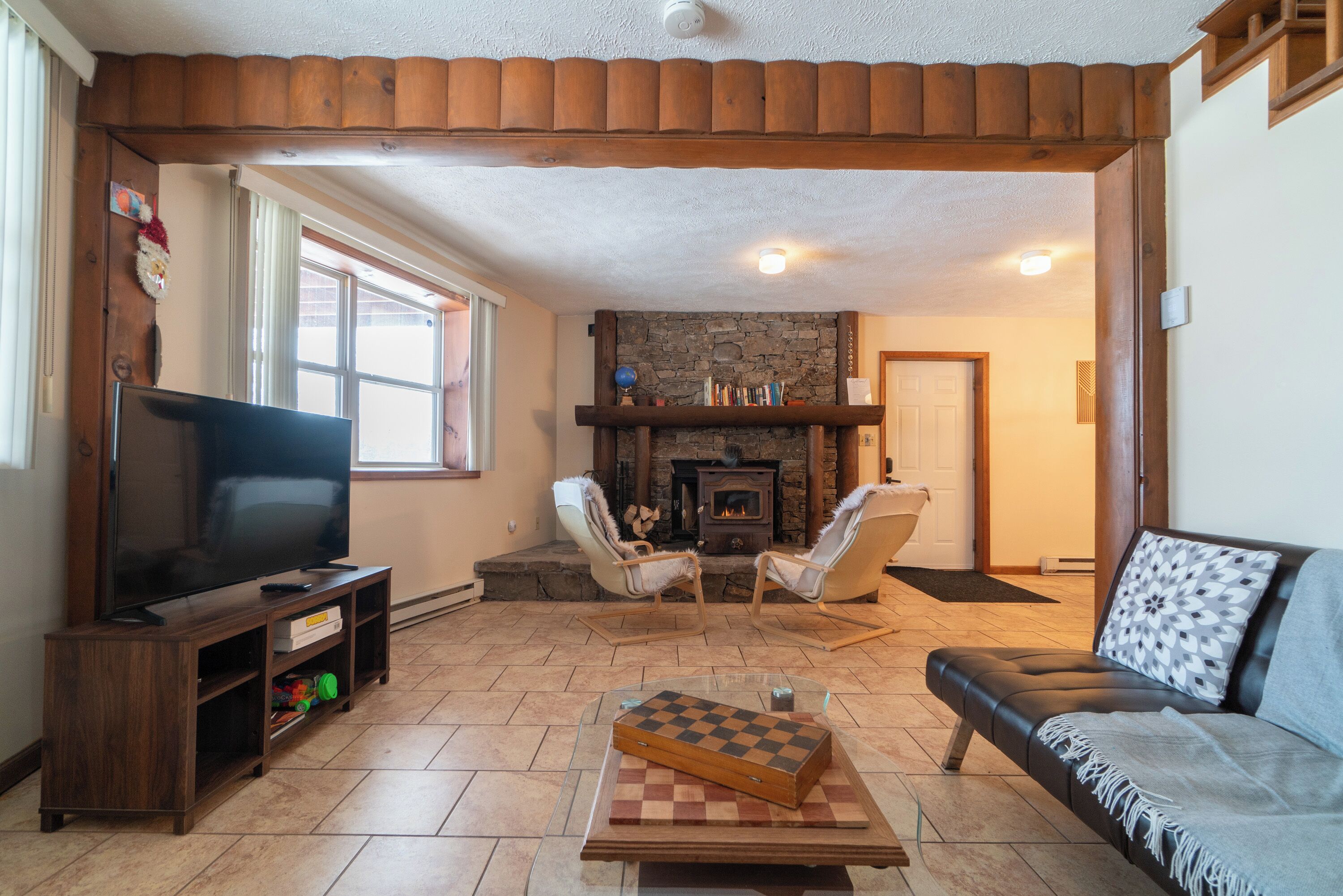 Lake Ariel Winter Getaway: King Bed, Fireplace, Wood Burning Sauna, Skiing Views - Lake Ariel, PA