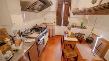 Apartamento | Cozinha privada | Uma máquina de café expresso, uma cafeteira/bule, uma chaleira elétrica