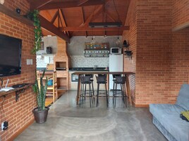 Chalé Básico | Sala de estar | Televisor LCD de 42 polegadas com canais por cabo, lareira 
