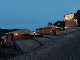 Fachada da propriedade à noite