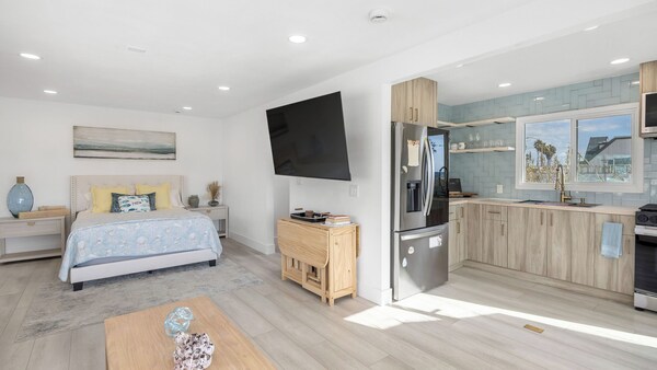 Walk To The Sand! Ocean Views, Balcony & Parking Sunset Surf - Huntington Beach Pier