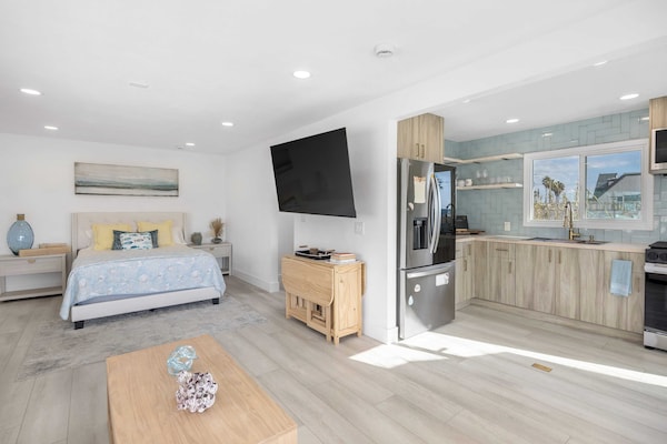 Walk To The Sand! Ocean Views, Balcony & Parking Sunset Surf - Cypress, CA