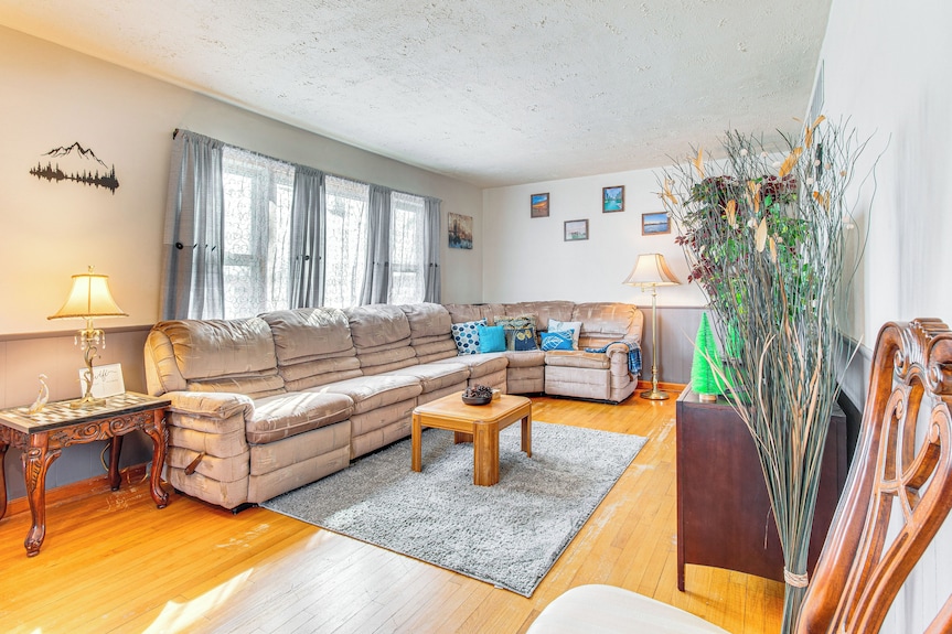 < 1 Mi To Route 66: Home W/ Large Yard! - Lincoln, IL