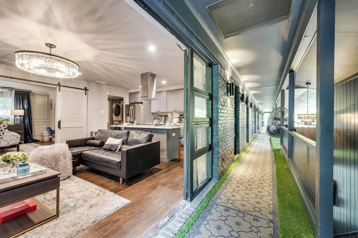 Stylish 1-bedroom With King-size Eight Sleep Tech Bed For The Ultimate Rest. Perfect For Business Or Leisure, Located In Dallas Quiet Historic District Near Starbucks, Whole Foods, And Top Restaurants. High-speed Wi-fi, Smart Tv, Marble Finishes. - Dallas, TX