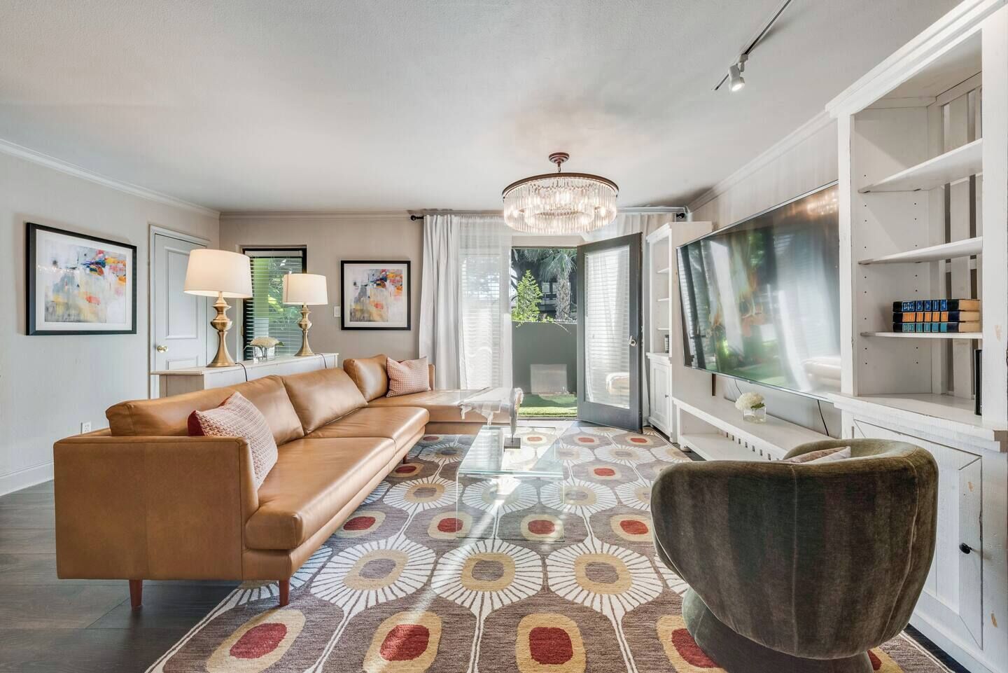 Modern 2br/2ba Poolside Condo With Spacious Patio, Smart Tv, Full Kitchen, And Access To An Award-winning Courtyard With Resort-style Amenitiesideal For Working Professionals Seeking Comfort And Convenience In Central Dallas. - Dallas, TX