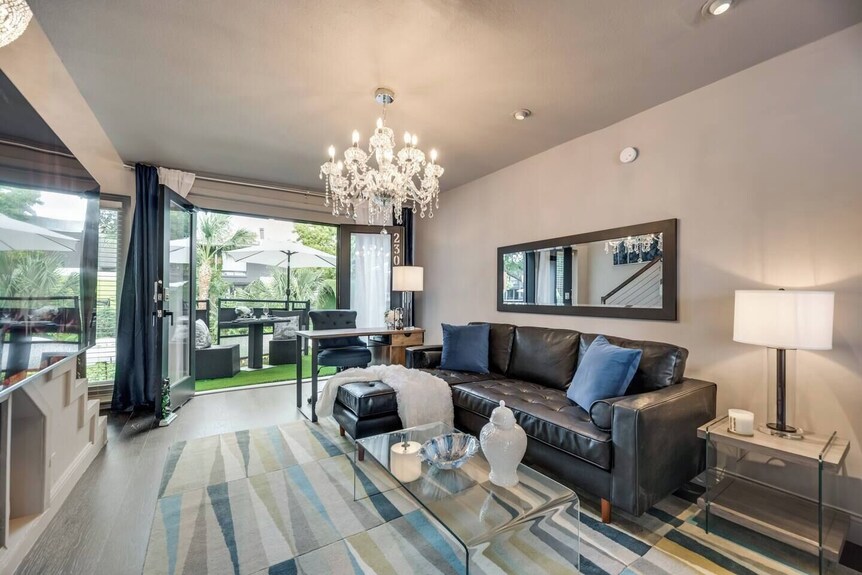 Bright 2-story Dallas Loft In Historic Lakewood Featuring King And Queen Beds With Luxury Linens, 65 Smart Tv, High-speed Wi-fi, Full Kitchen With Nespresso, And Access To An Award-winning Courtyard Wellness Retreat - Just Minutes From Downtown. - Dallas, TX