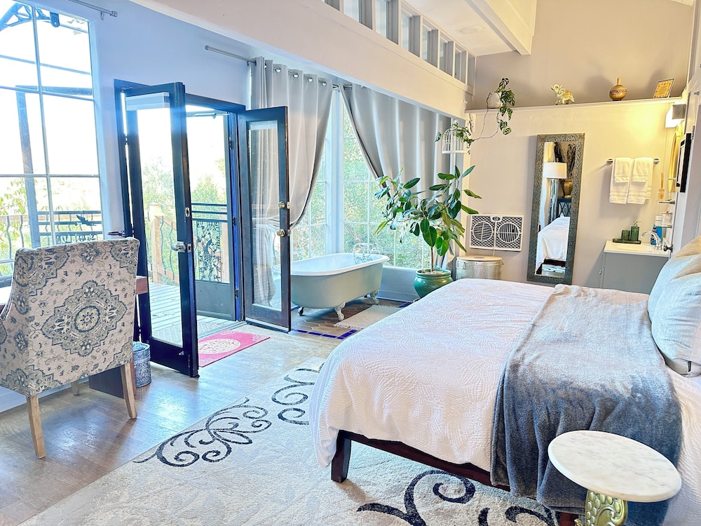 Peaceful LA Retreat w/ King Bed, Hot Tub and Mountain Views! Enjoy the ...