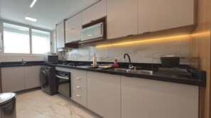 Apartamento | Cozinha privada | Liquidificador, especiarias, mesas de jantar