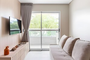 Apartamento família | Área de estar | TV de tela plana 60 polegadas com canais digitais