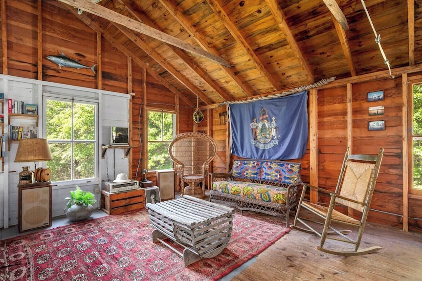 Lakeside Cabin Stay - Maine